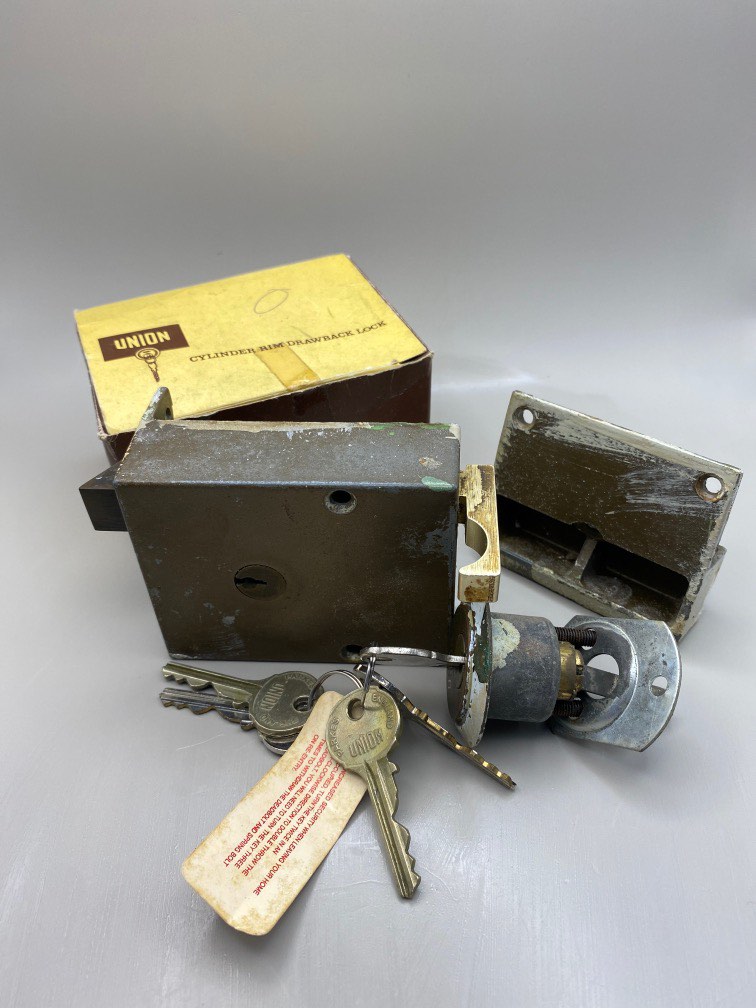 Used Union cylinder rim drawback door lock vintage with 2 original keys ...
