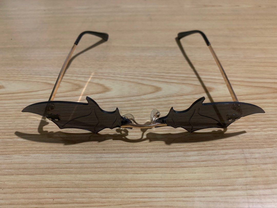 Kacamata Batman, Fesyen Wanita, Aksesoris di Carousell