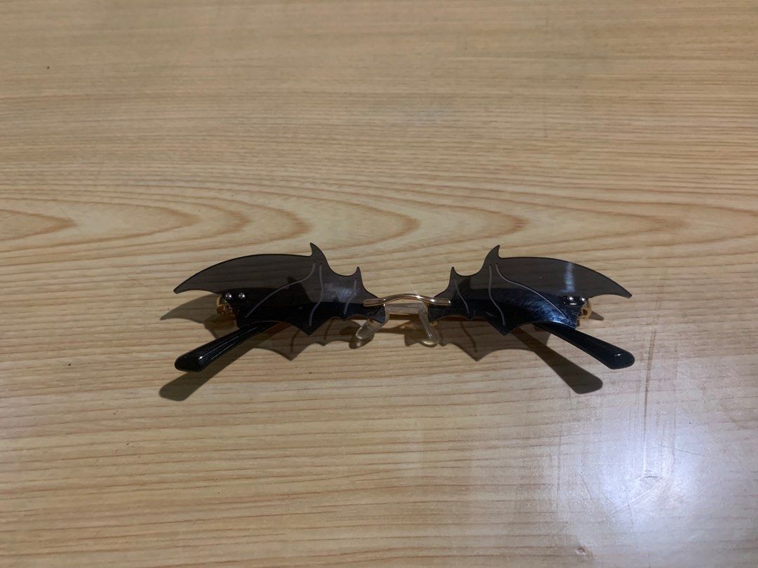 Kacamata Batman, Fesyen Wanita, Aksesoris di Carousell