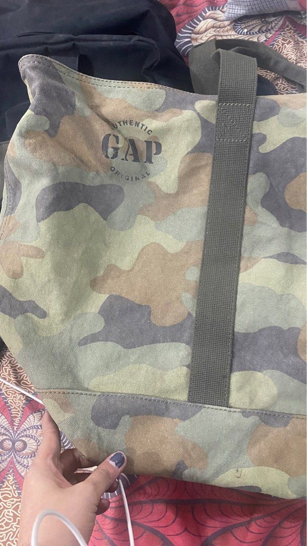 Original Gap bag large type travel bag, Women's Fashion, Bags & Wallets, Shoulder Bags on Carousell