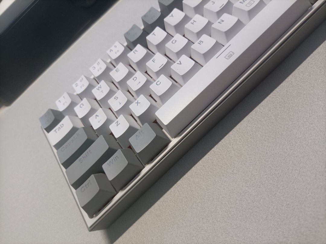 Redragon K617 Fizz gaming mechanical keyboard w/ lubed akko radiant red ...