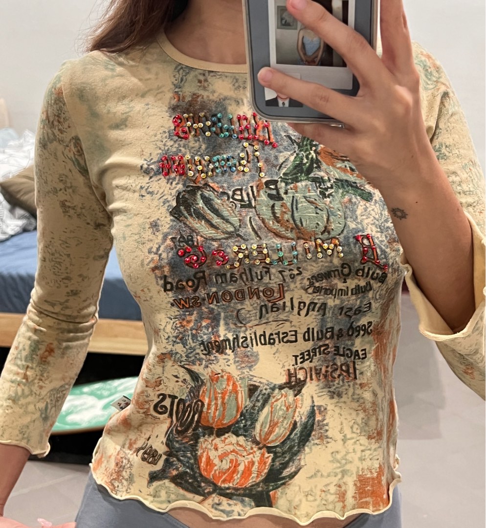 Y2K Graphic Top, Women's Fashion, Tops, Longsleeves on Carousell