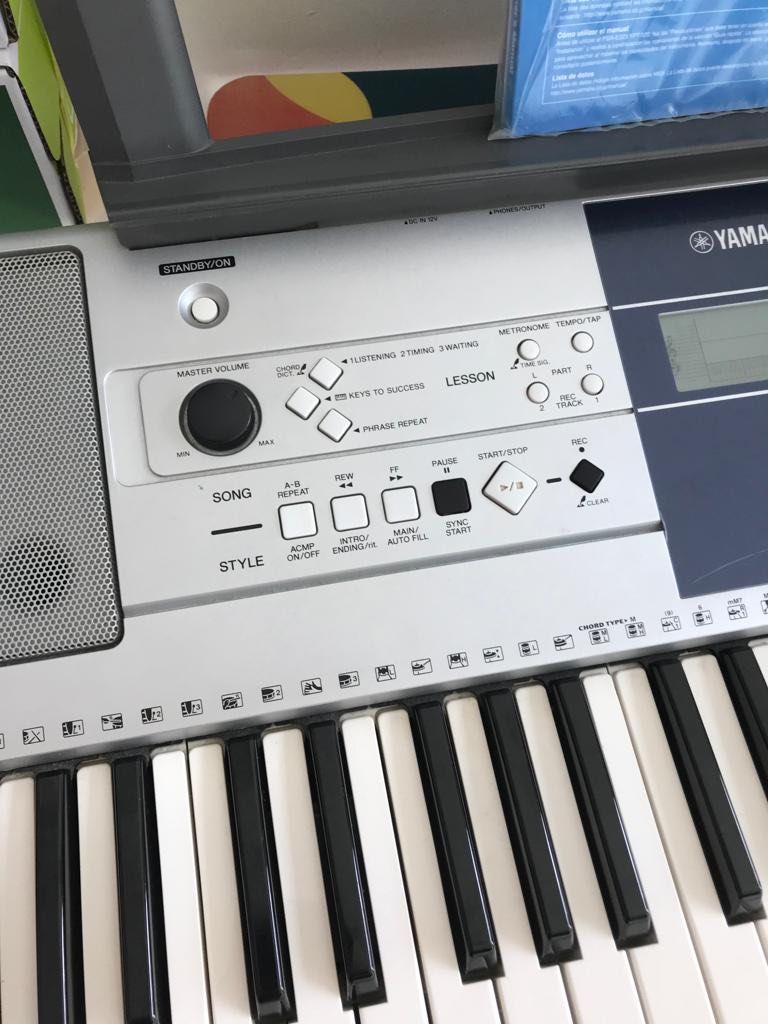 Yamaha Keyboard PSR E323, Hobbies & Toys, Music & Media, Musical Instruments on Carousell