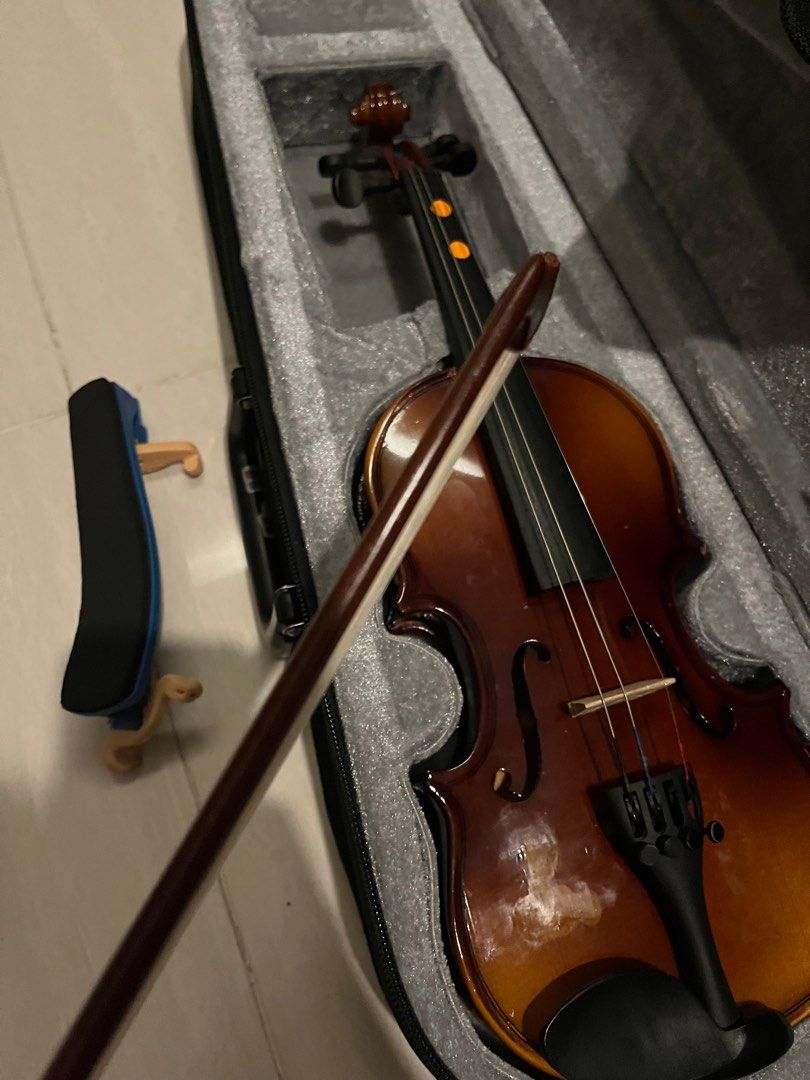 1/8 violin for kids, Hobbies & Toys, Music & Media, Musical Instruments on Carousell