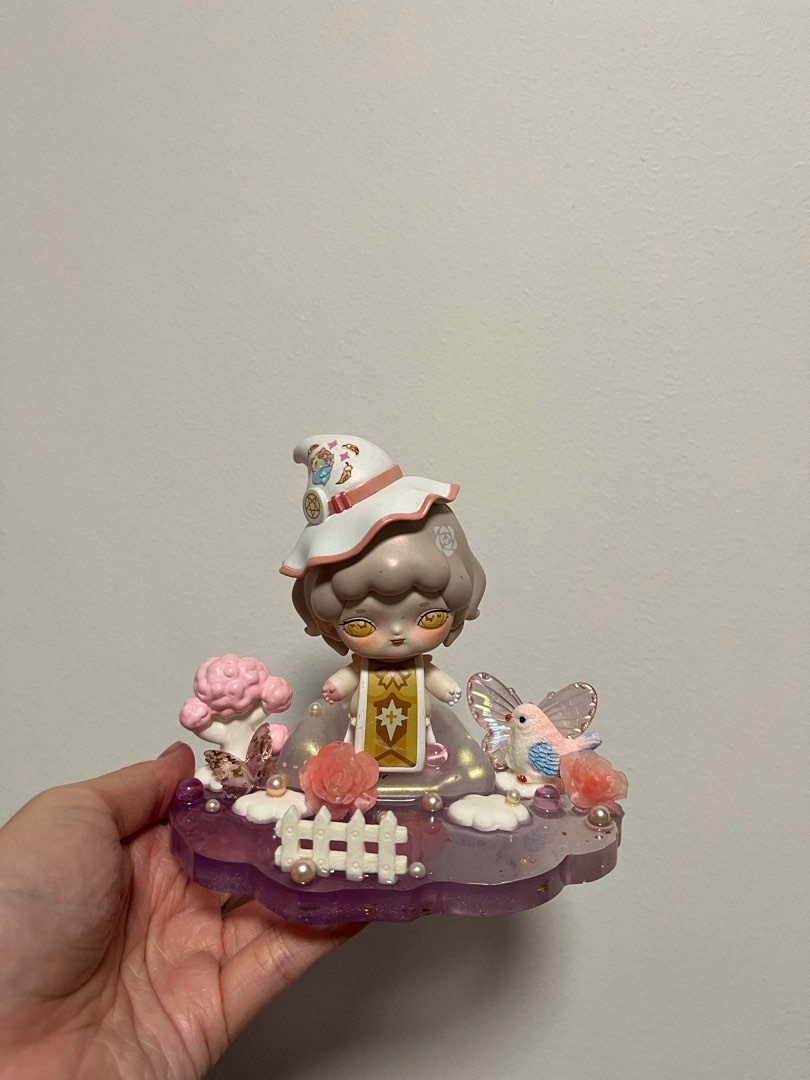 Blindbox Popmart Handphone stand, Hobbies & Toys, Toys & Games on Carousell