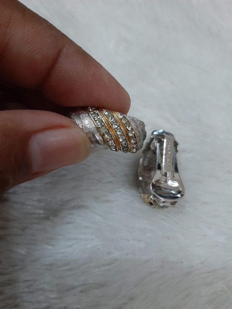 Giwang wanita ch.dior, Fesyen Wanita, Aksesoris di Carousell