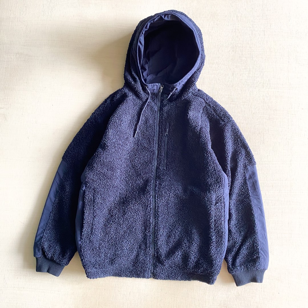 GU fleece jacket, Fesyen Pria, Pakaian , Baju Luaran di Carousell