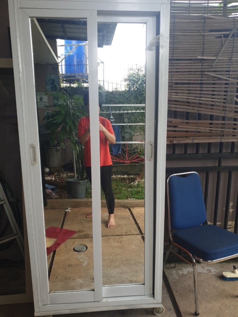 LEMARI RAK KACA SLIDING, Perabotan Rumah di Carousell