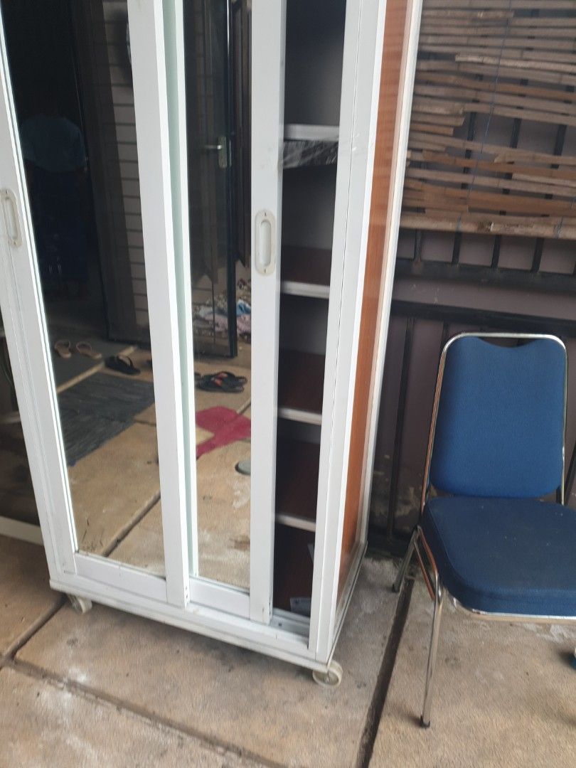LEMARI RAK KACA SLIDING, Perabotan Rumah di Carousell