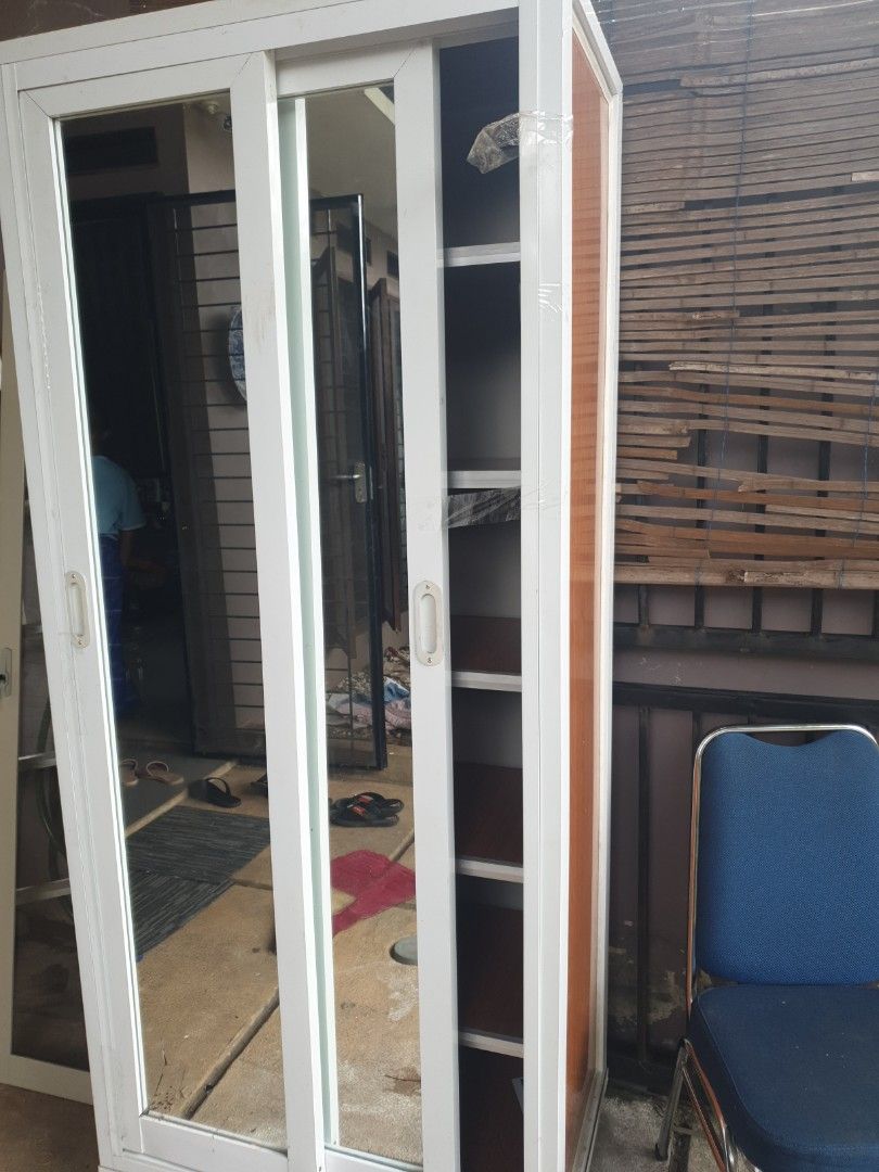 LEMARI RAK KACA SLIDING, Perabotan Rumah di Carousell