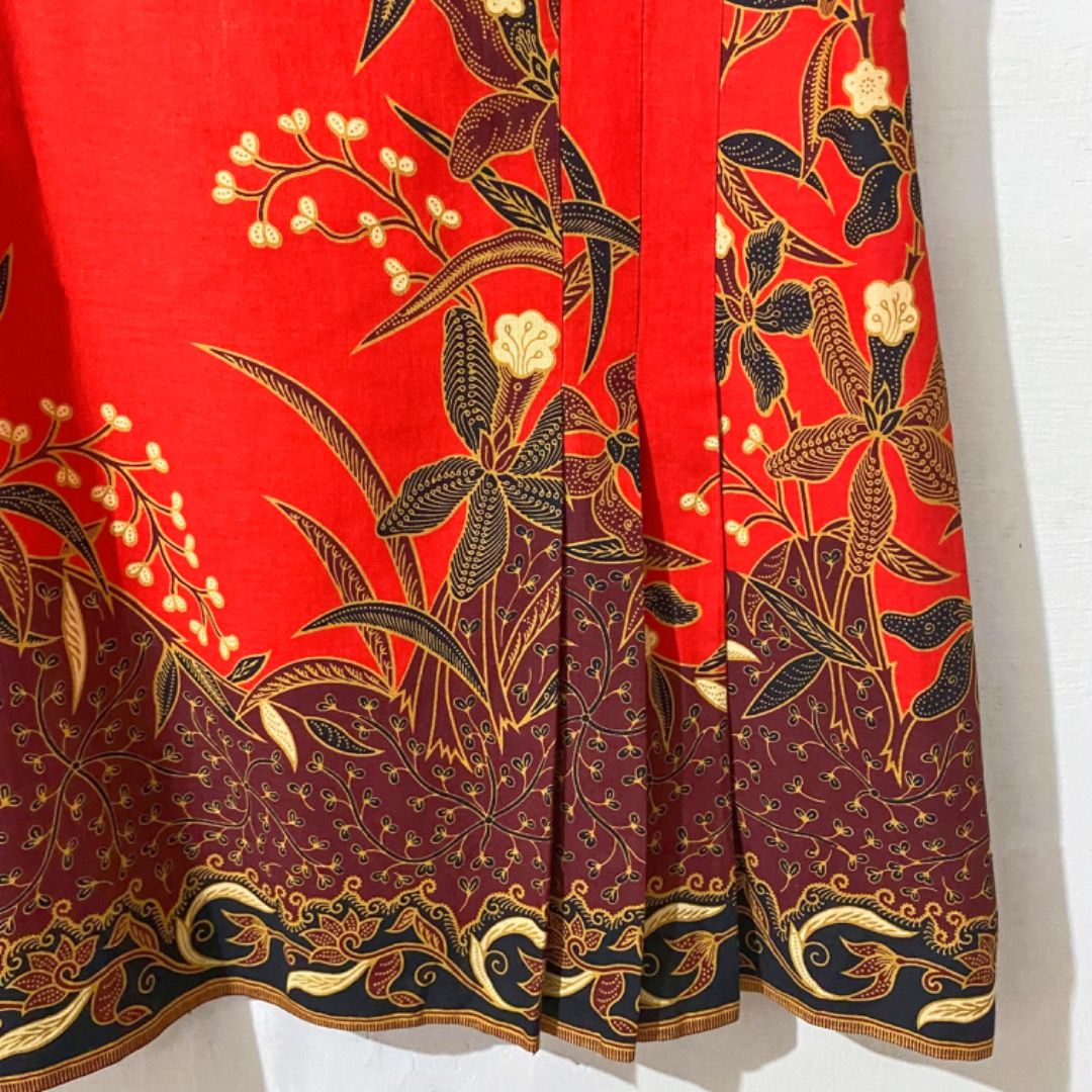 Red batik top, Fesyen Wanita, Pakaian Wanita, Gaun & Rok di Carousell