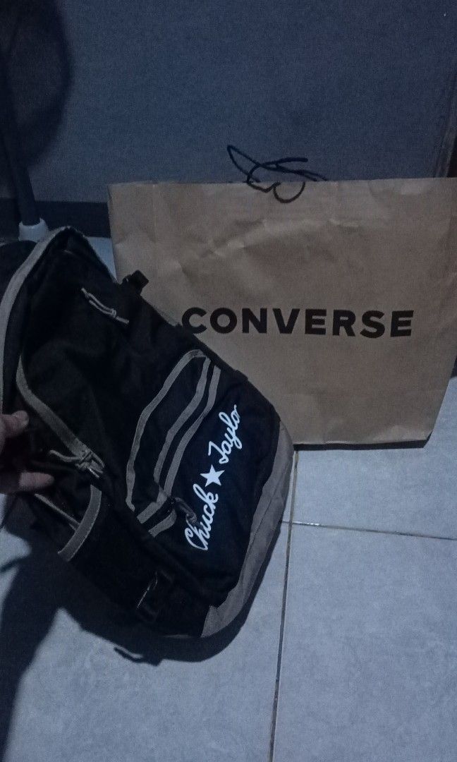 TAS CONVERSE CHUCK TAYLOR, Fesyen Pria, Tas & Dompet , Ransel di Carousell
