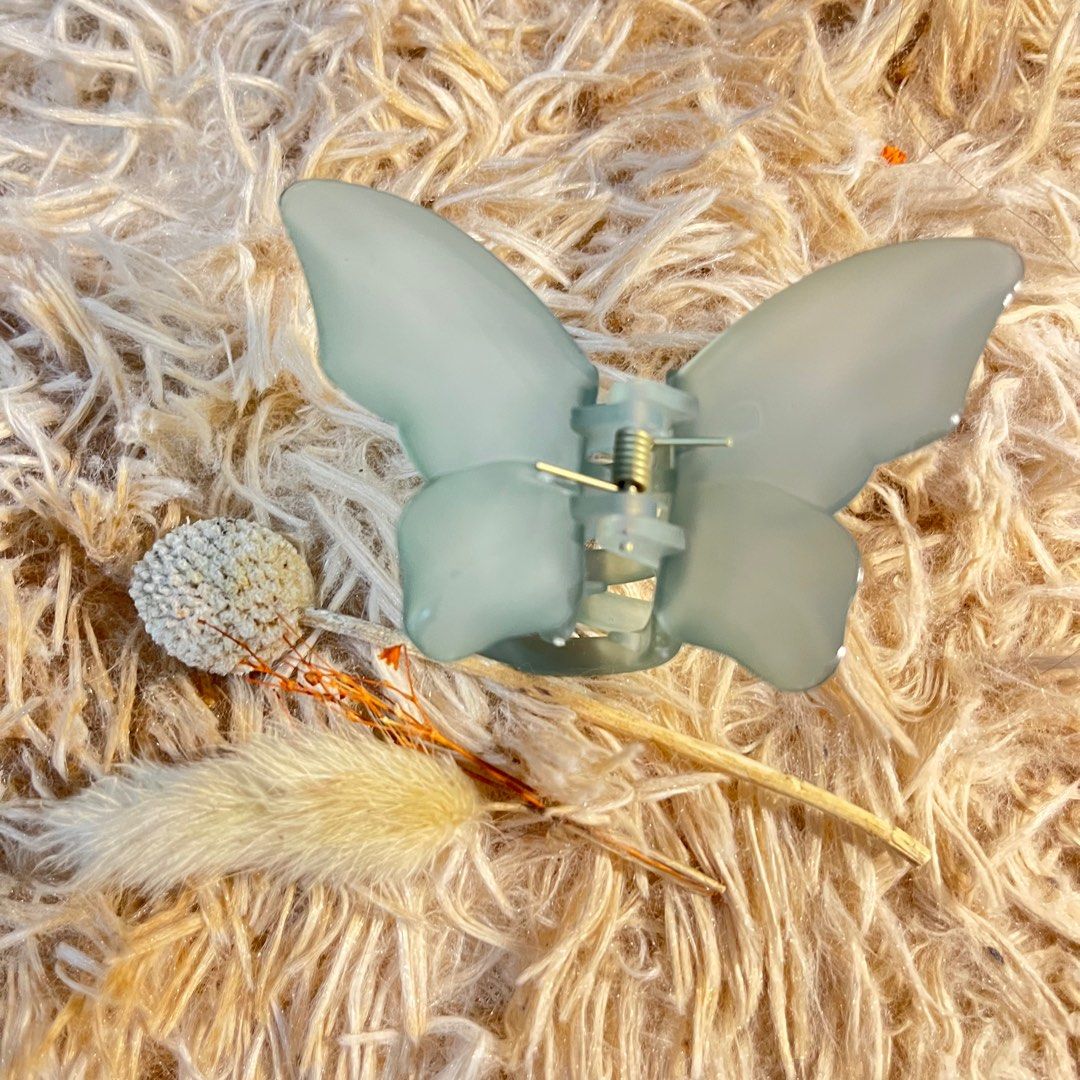 Butterfly clamps, Women's Fashion, Watches & Accessories, Hair ...