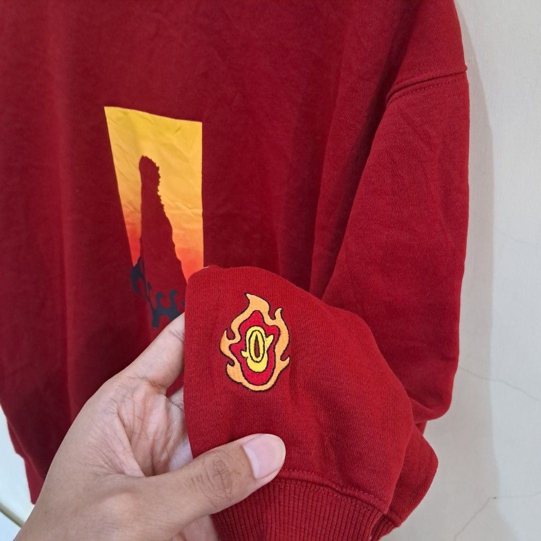 Crewneck GU x Demon Slayer "KimetsunoYaiba" like new, Fesyen Pria ...