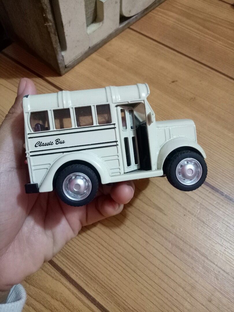 Diecast Classic School Bus jadul, Antik, Pajangan di Carousell