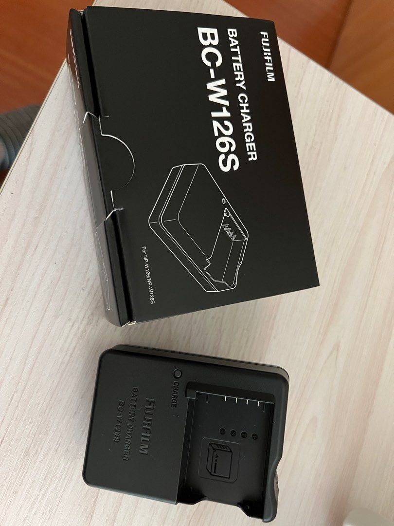 Fujifilm battery charger BC-W116S, Photography, Photography Accessories ...