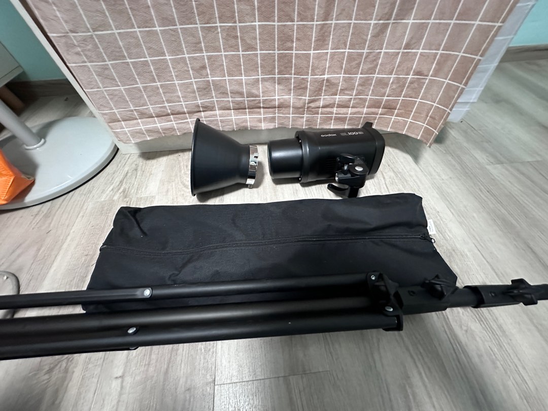 Godox SL100 BI With Softbox & Stand, Photography, Photography ...