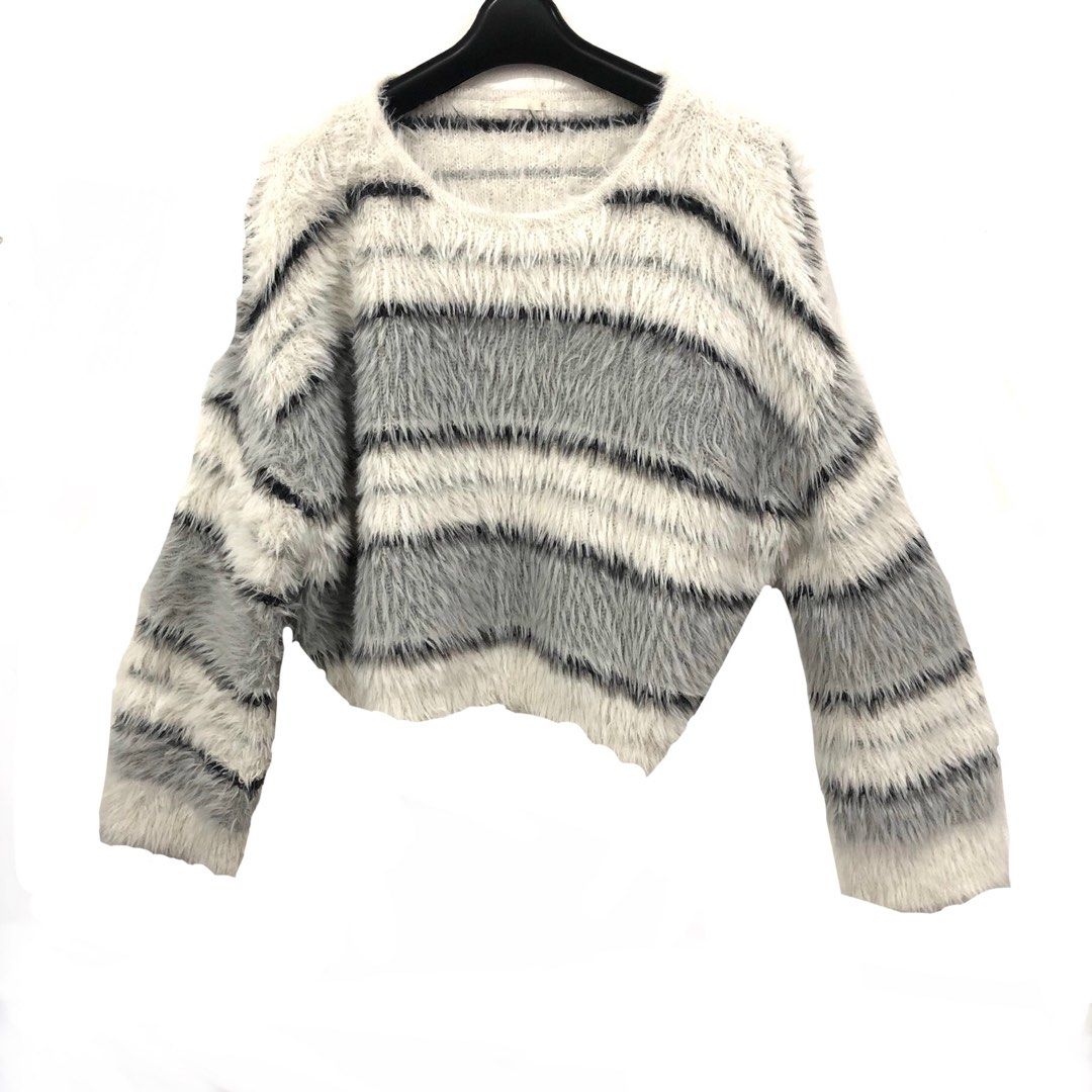 GU by Uniqlo Elegant Classy Fur Tops on Carousell