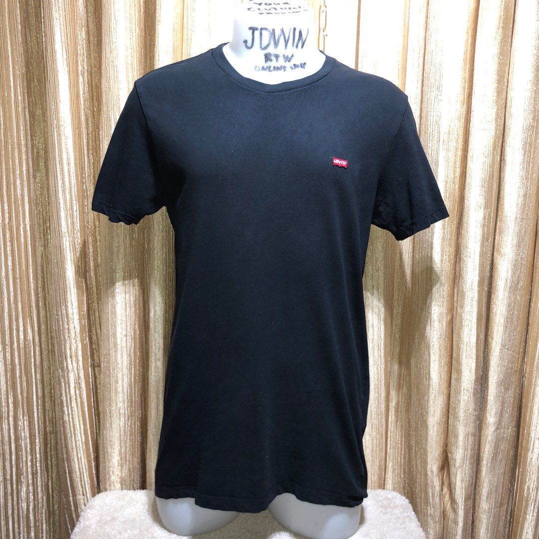 LEVI’S MEN’S ROUNDNECK TSHIRT BLACK MEDIUM (Please view all photos and ...