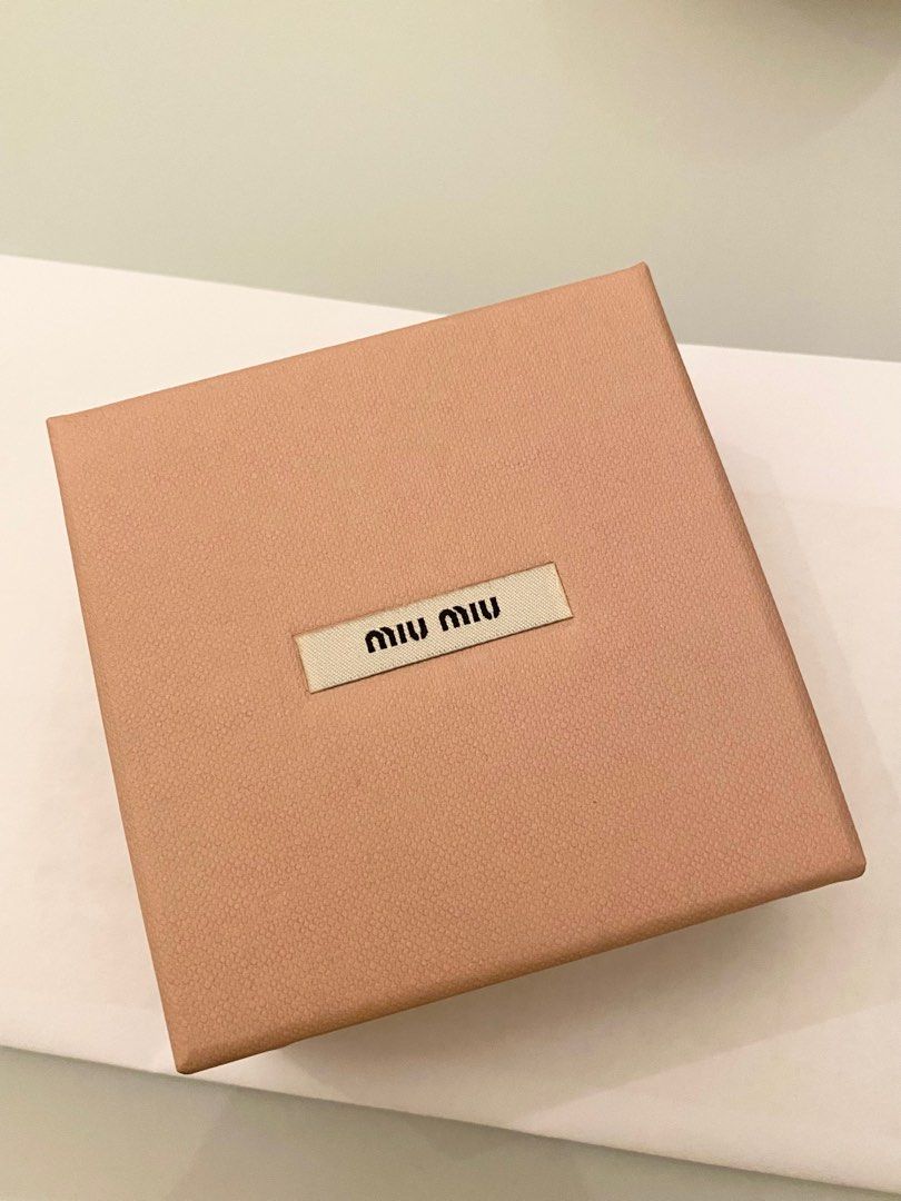 Miu Miu 原裝 紙盒 Limited edition, 名牌, 飾物及配件 - Carousell