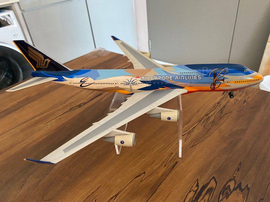 Singapore Airlines 1:200 Tropicana B747 Model Plane (SIA, SQ), Hobbies ...