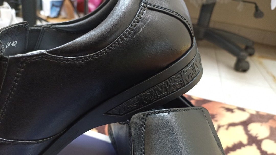 (NEW) Valentino Rudy Italy 100% Genuine Broque, Men's Fashion, Footwear ...