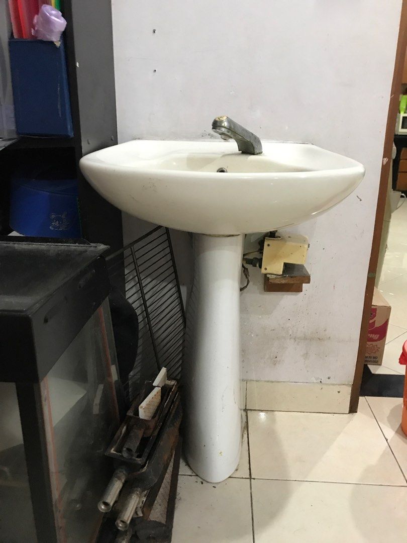 Wastafel Standing Cuci Tangan TOTO, Perabotan Rumah di Carousell