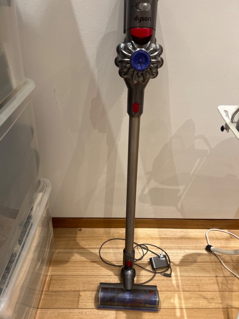 Well functioning Dyson vacuum cleaner, model sv10, TV & Home Appliances ...