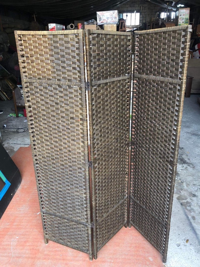 3-panel woven rattan room divider 48 x 60 inches In good condition on ...