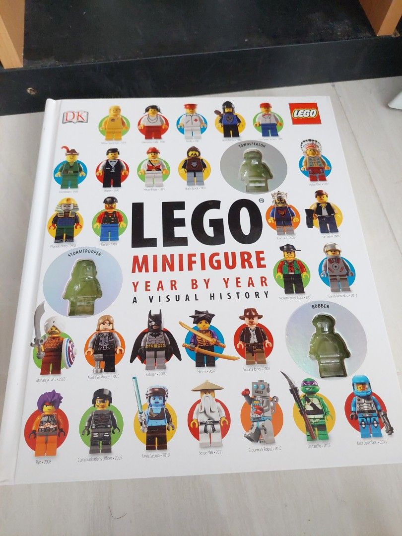 Lego Minifigure Book, 興趣及遊戲, 書本 & 文具, 小朋友書 - Carousell