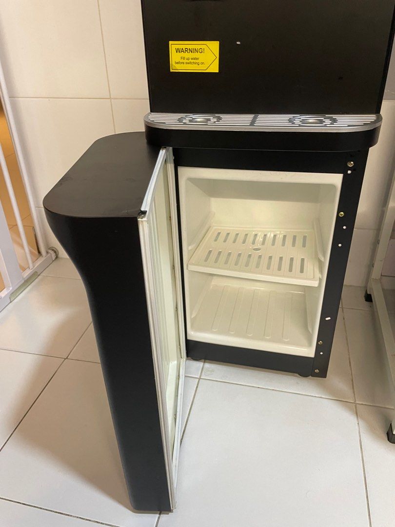 Pere Ocean Dispenser + Free Water Gallons, TV & Home Appliances ...