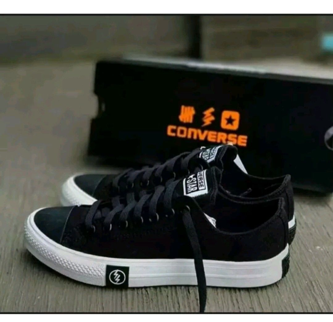 Sepatu Converse Hitam