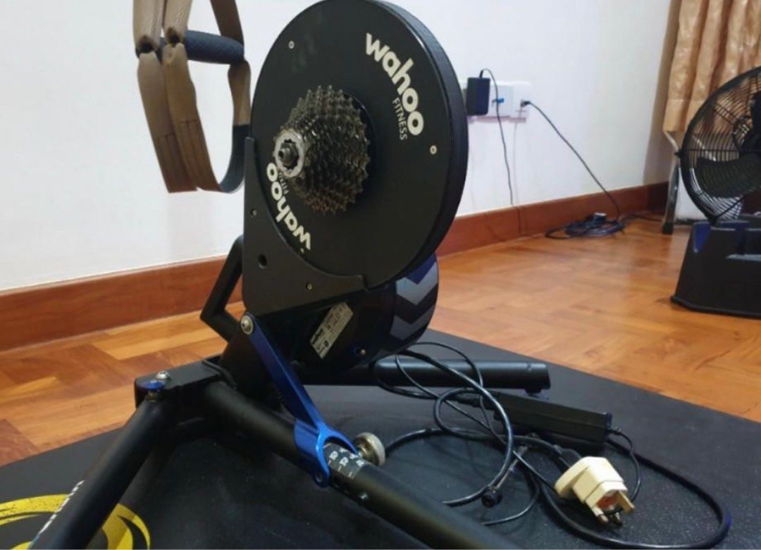 Wahoo KICKR (Smart trainer) with Wahoo Table, Sports Equipment ...