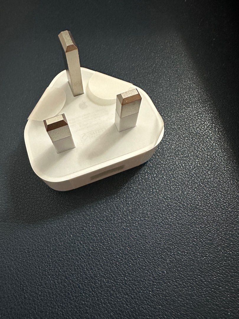 Apple charger 3-pin plug & USB-C to lighting cable, Mobile Phones ...