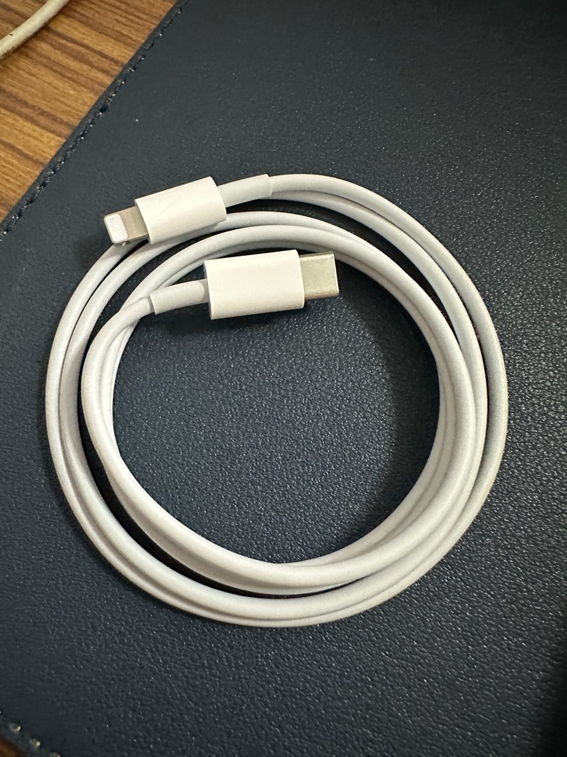 Apple charger 3-pin plug & USB-C to lighting cable, Mobile Phones ...