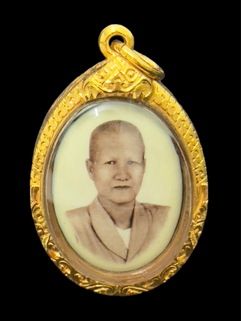 Locket Khun Mae Boon Reuan BE2561 by Kruba Krissada of Wat San Phra Chao Deang, Hobbies & Toys ...