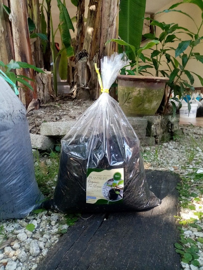 Plantslife 5kg Tanah Baja Organik, Furniture & Home Living, Gardening ...