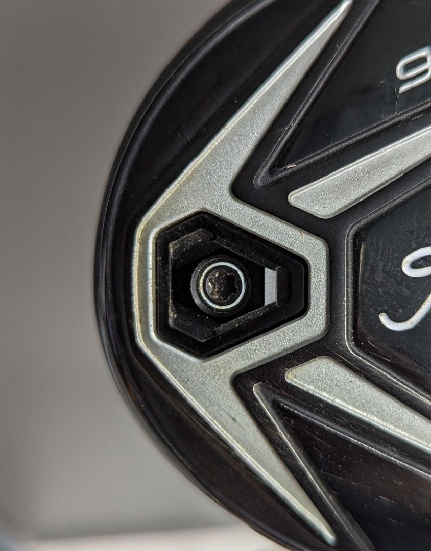 Titleist 915 D2 Driver, Sports Equipment, Sports & Games, Golf on Carousell