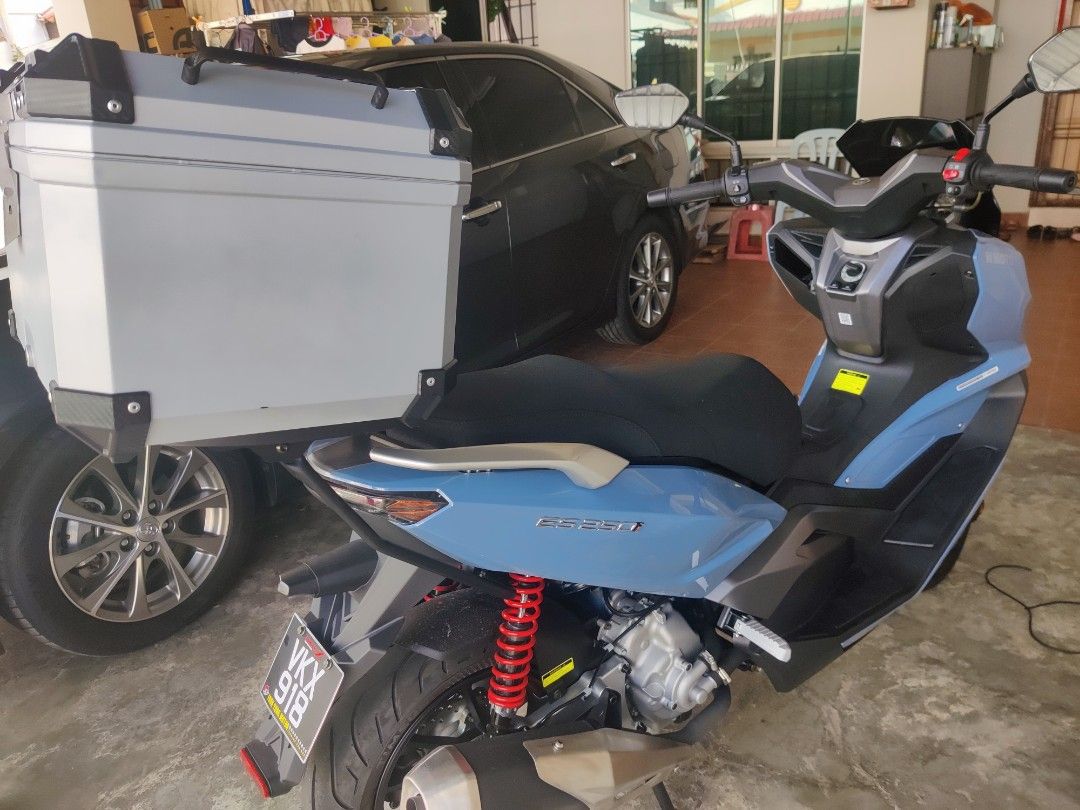 55L light weight top box, Motorcycles, Motorcycle Accessories on Carousell