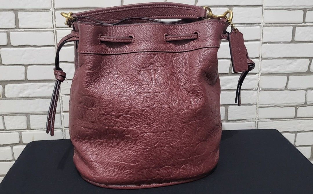 Coach warna merah, Fesyen Wanita, Tas & Dompet di Carousell