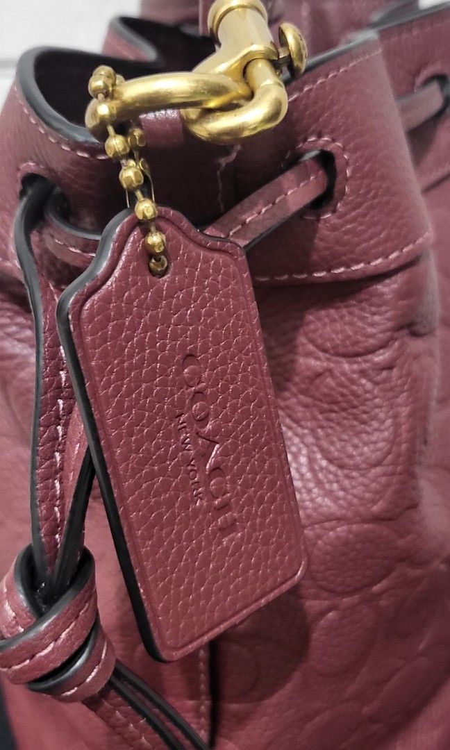 Coach warna merah, Fesyen Wanita, Tas & Dompet di Carousell