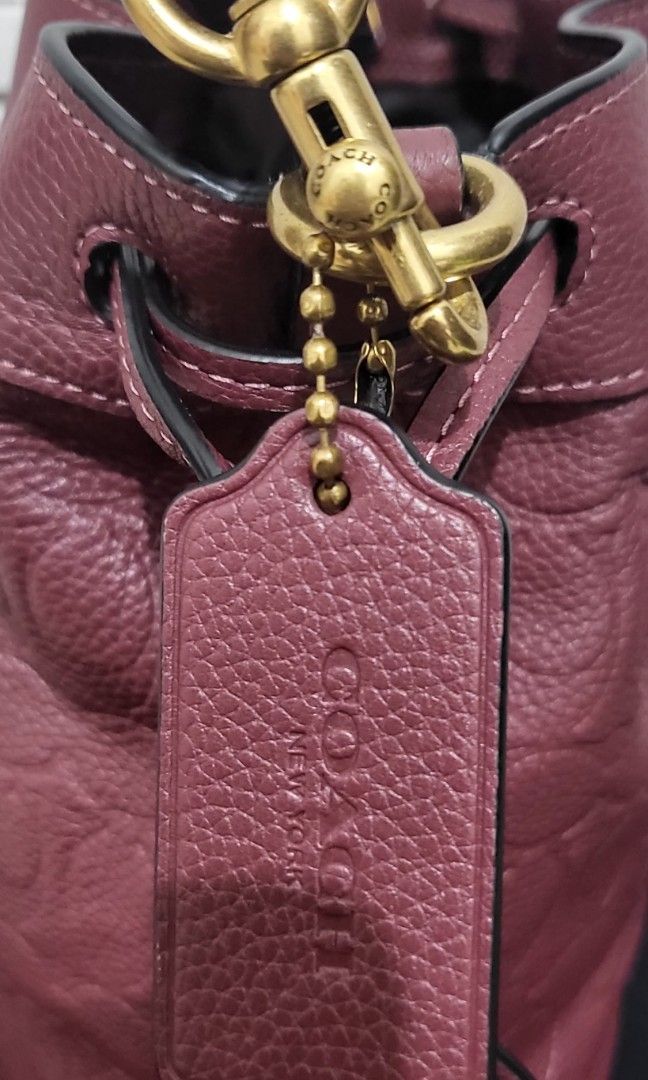 Coach warna merah, Fesyen Wanita, Tas & Dompet di Carousell