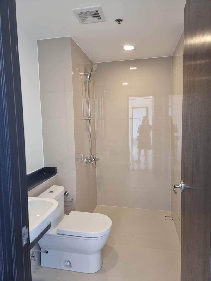 For Sale: Bedroom East Gallery Place in BGC British School Manila ...