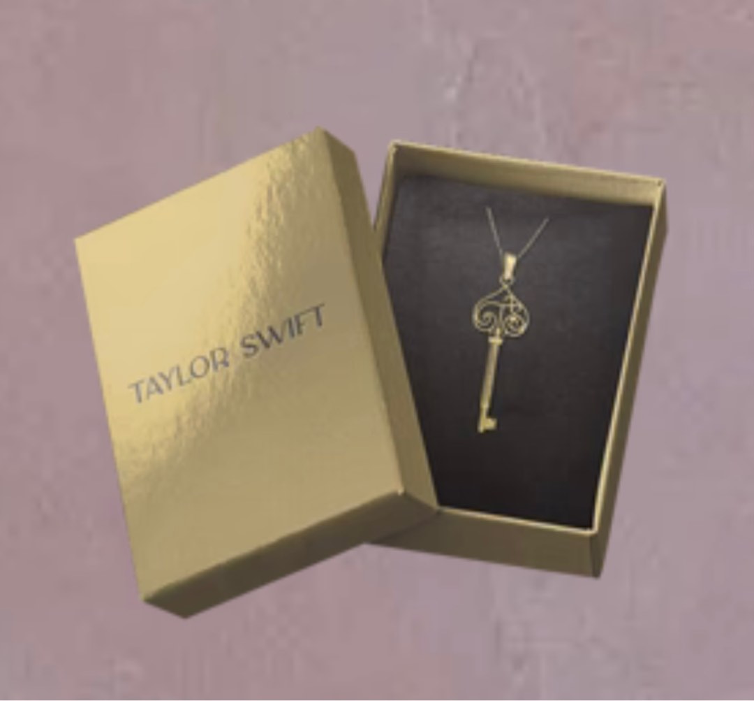 TAYLOR SWIFT FEARLESS KEY NECKLACE, Women's Fashion, Jewelry ...