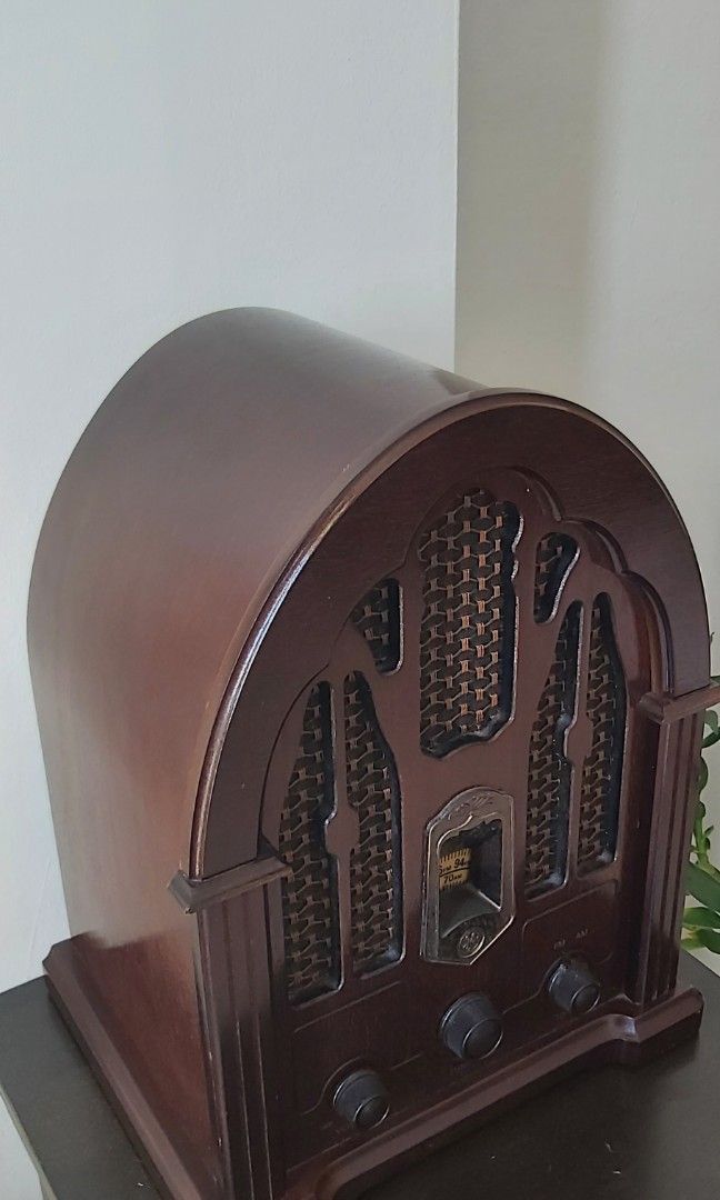 GE (General Electric) vintage/ retro style table top FM/ AM radio ...