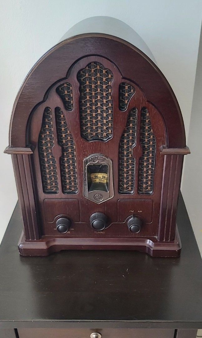 GE (General Electric) vintage/ retro style table top FM/ AM radio ...