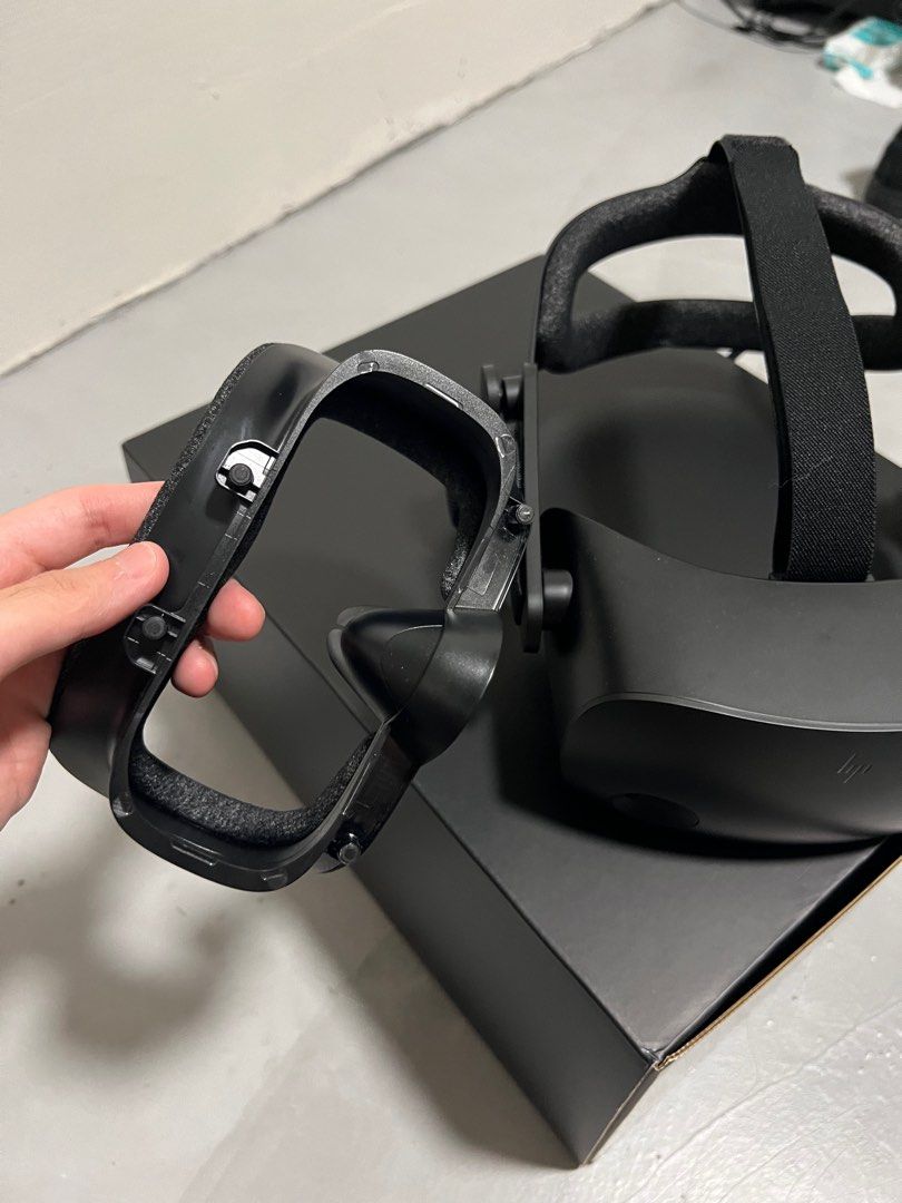 HP REVERB G2 V2 with controllers , 101% V2, Video Gaming, Video Game ...