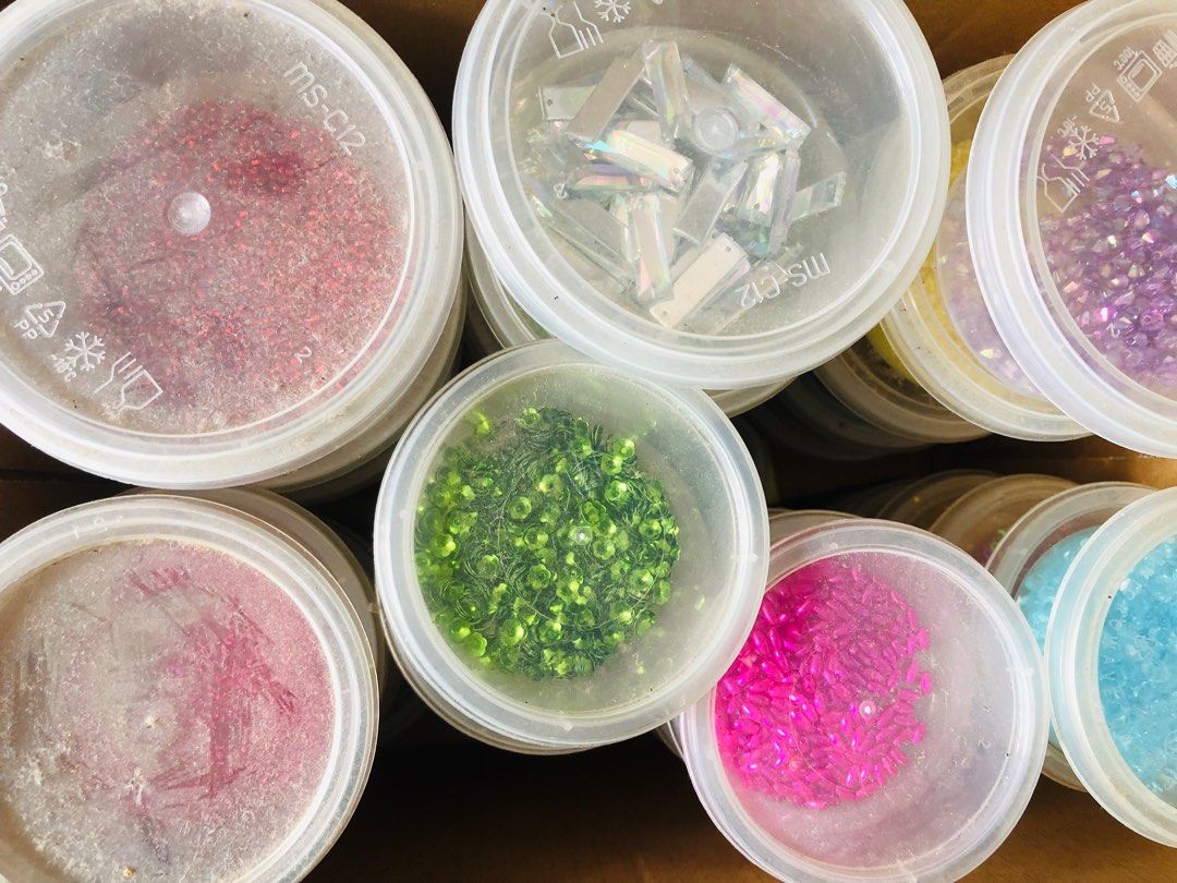 Manik/ hiasan pada baju, Women's Fashion, Watches & Accessories, Other Accessories on Carousell