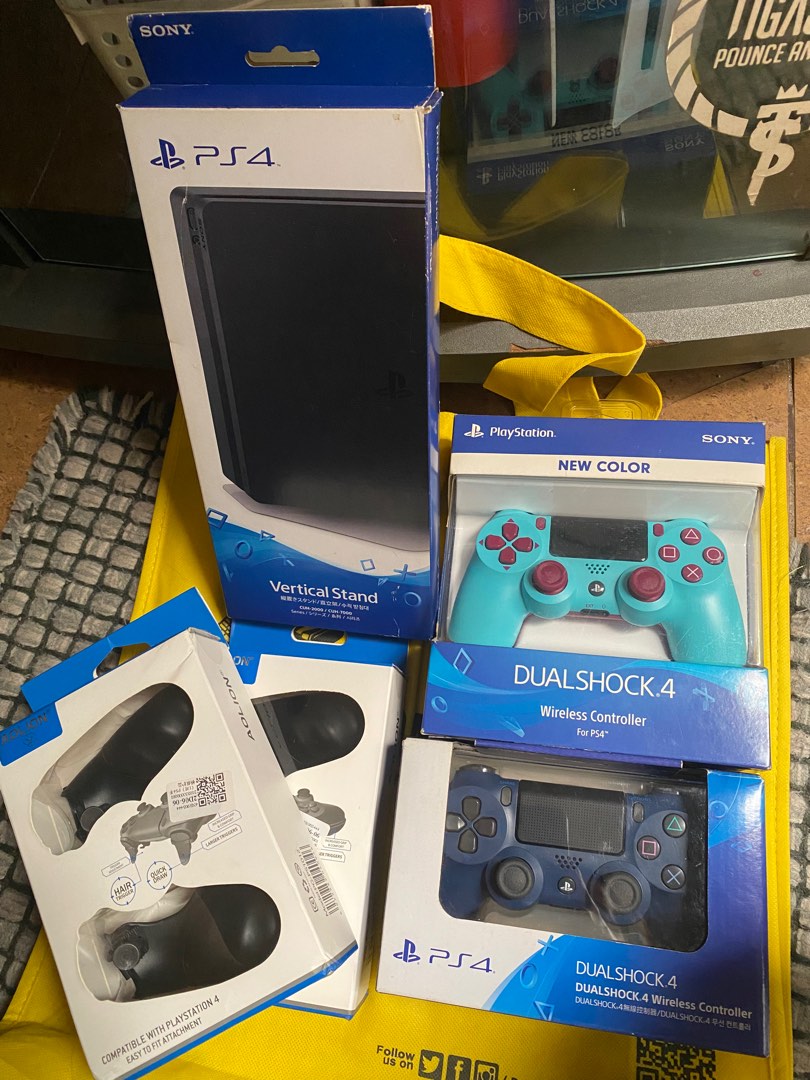Sony Playstation 4 Vertical Stand/Dualshock 4 V2 x2/Dualshock 4 grips ...