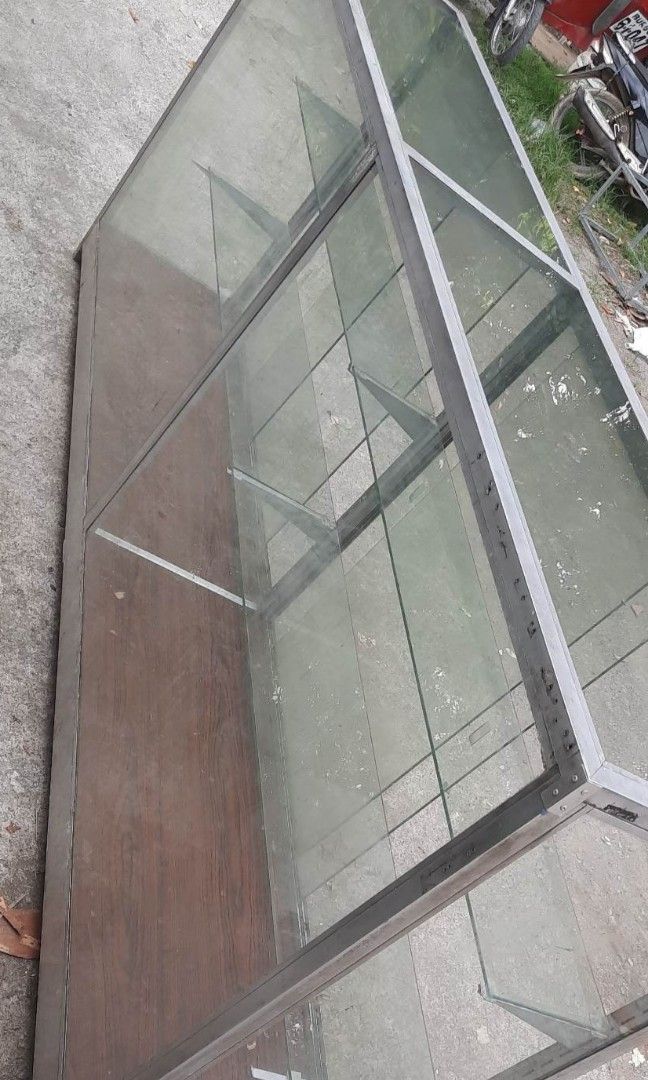 8feet Glass Stante on Carousell